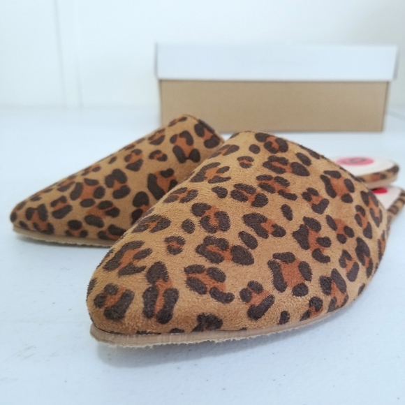Easy Spirit | Shoes | Easy Spirit Leopard Closed Pointed Toe Slides ...